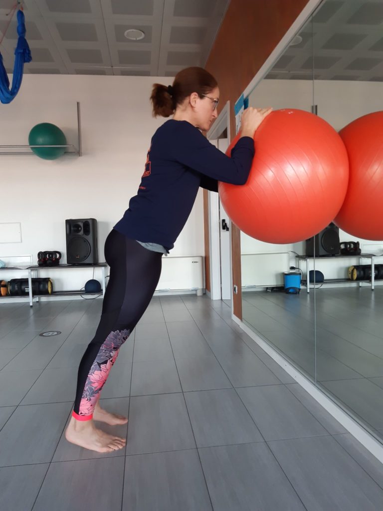 Fitball e parete per allenare gambe e glutei al top