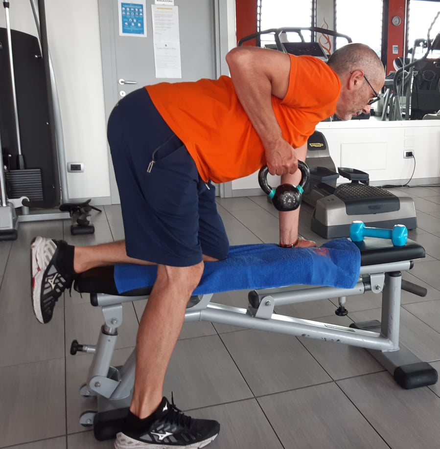 Braccia e spalle forti con il rematore con manubrio